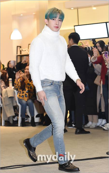 Md포토 몬스타엑스 원호 깔끔한 데님 패션에 화려한 헤어컬러