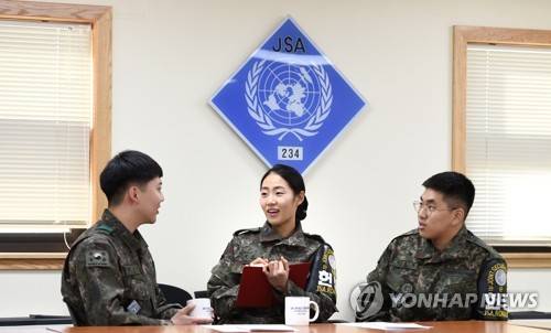 Jsa 경비대대 창설 67년만에 첫 한국군 여군대원 성유진 중사