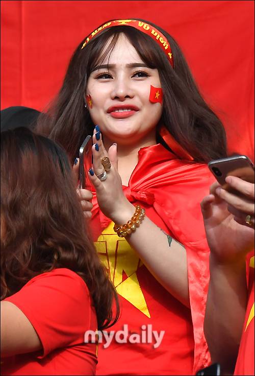Md포토 베트남 미녀 축구팬 얼굴에 금성홍기