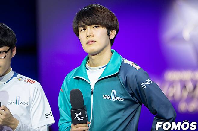 포토 관중석 바라보는 플레임 이호종