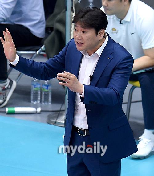 Md포토 선수들을 진정 시키는 권순찬 감독