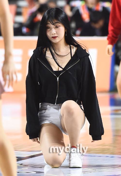 Md화보 속옷 위에 바로 재킷을치어리더 욕심 낸 노출 의상