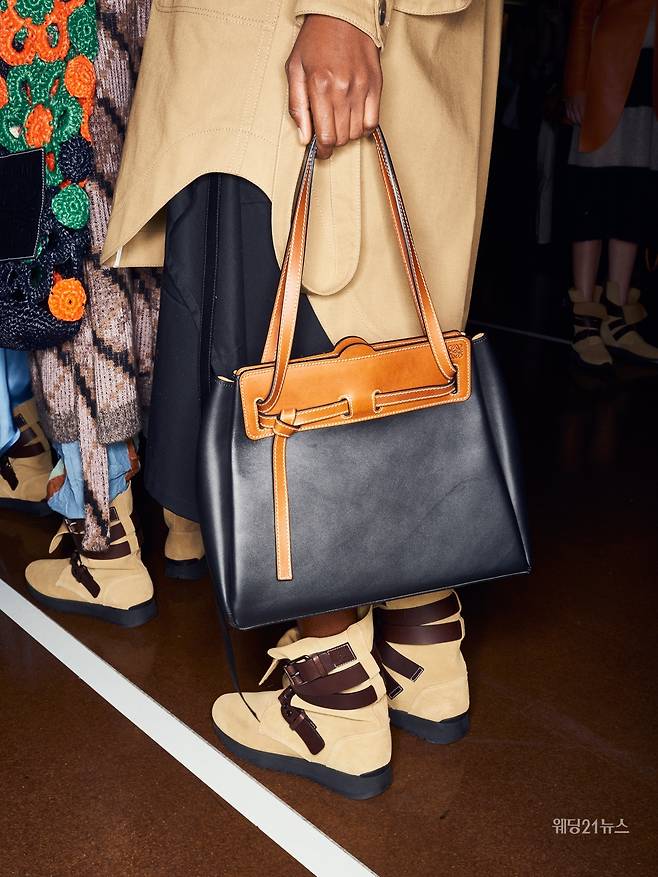 로에베, 2019년 봄/여름 시즌 신상품 '라조' 백 출시