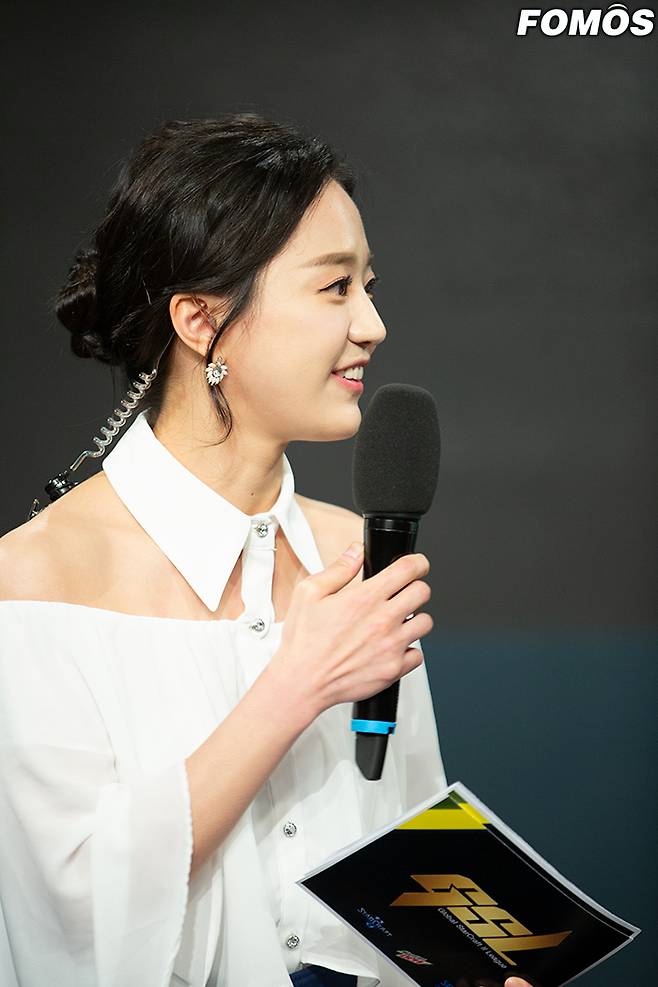 포토 4강 무대 인터뷰 중인 Gsl 문규리 아나운서