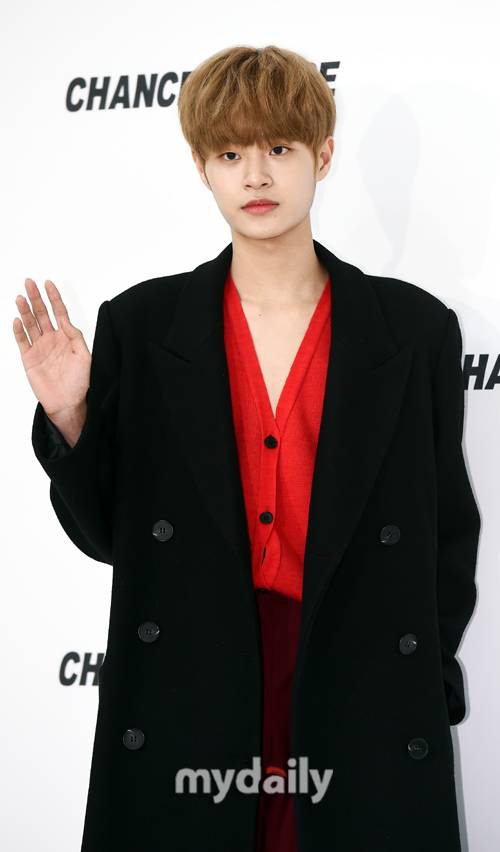 Md화보 맨살에 가디건만 Ab6ix 이대휘 파격적인 의상