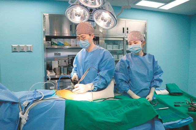 손상된 무릎 연골판 잘라내지 않고 살려서 치료한다