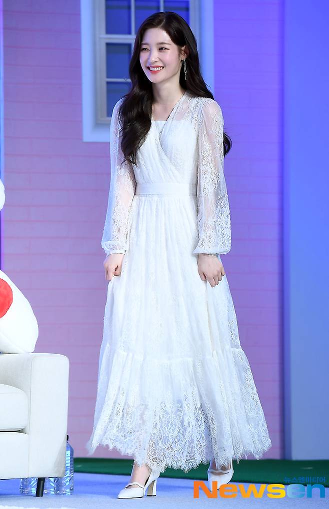 수지 잇는 첫사랑 여신 정채연 눈부신 천상계 청순 비주얼~ 포토엔hd화보
