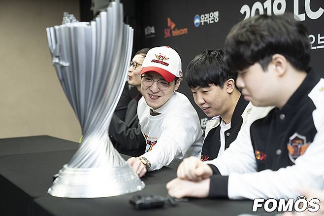 포토 Skt 김정균 감독 트로피 한 번 만져보자