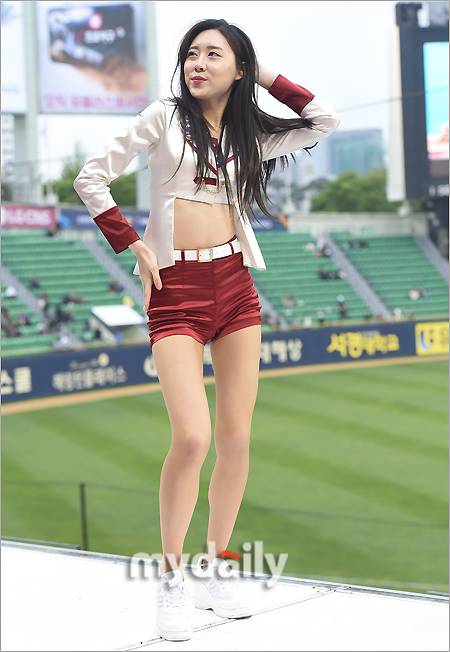 Md화보 이 정도는 애교죠치어리더 말랐는데 배만 볼록