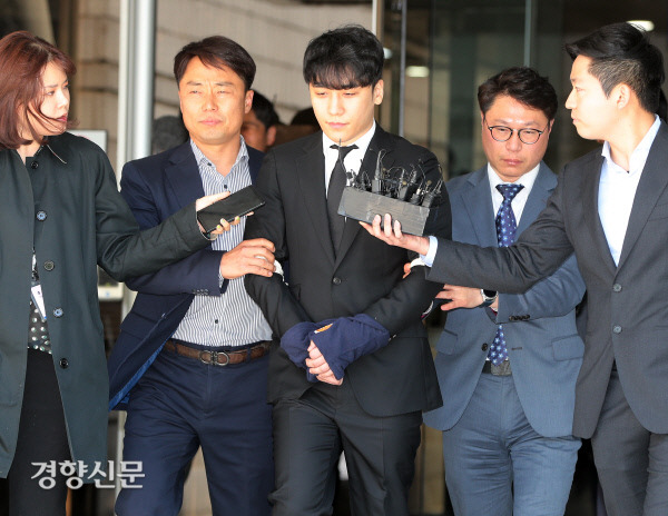결국 포승줄 찬 승리 경향포토
