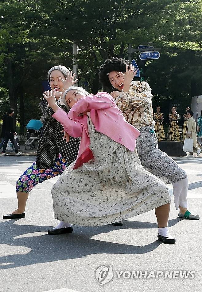 할머니 복장하고 유쾌한 댄스를