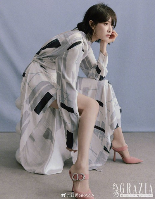 가방 목에 걸어봤니 빅토리아 눈빛이 시크 화보