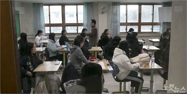 부쩍 커진 학생들에 맞춰 학교 책상·의자 모두 바꾼다