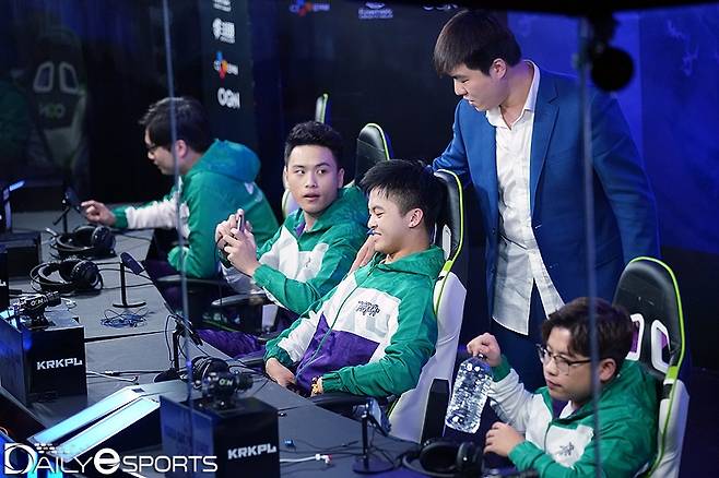 [KRKPL PO] 정규시즌 7위 EMC, 킹존에 첫 패배 선사..결승행