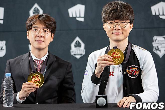 포토 리프트 라이벌즈 우승 메달 들어보이는 김정균 감독 페이커 이상혁