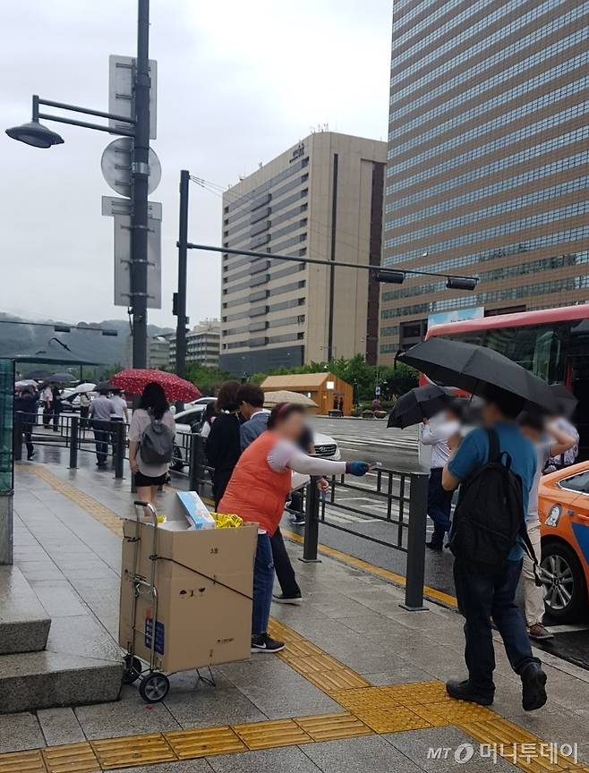 거리서 나눠주는 전단지나도 모르게 인상을 찌푸렸다 스퀘어 카테고리