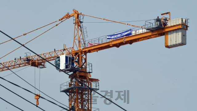 충돌 직전 멈춰선 양대 노총 타워크레인 노조 2차 총파업 철회
