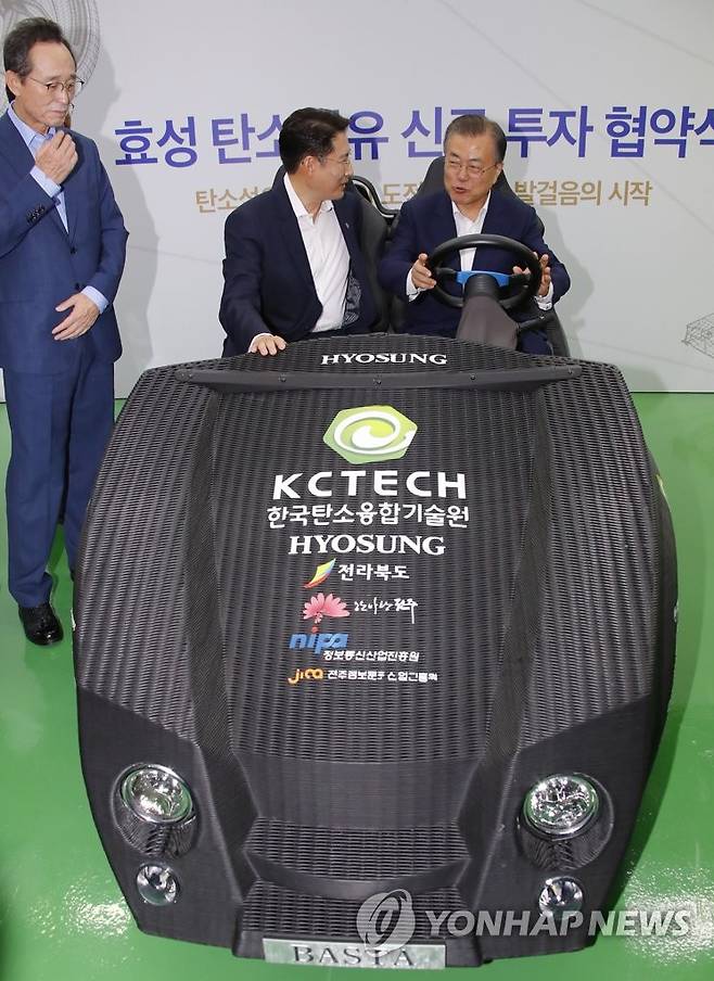 탄소섬유로 만든 전기 자동차 탑승한 문 대통령