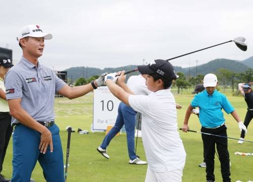 유소년 선수에게 레슨 중인 친절한 엄재웅 프로 [KPGA]
