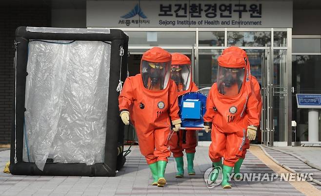 음압형 들것에 실려나오는 감염증 환자
