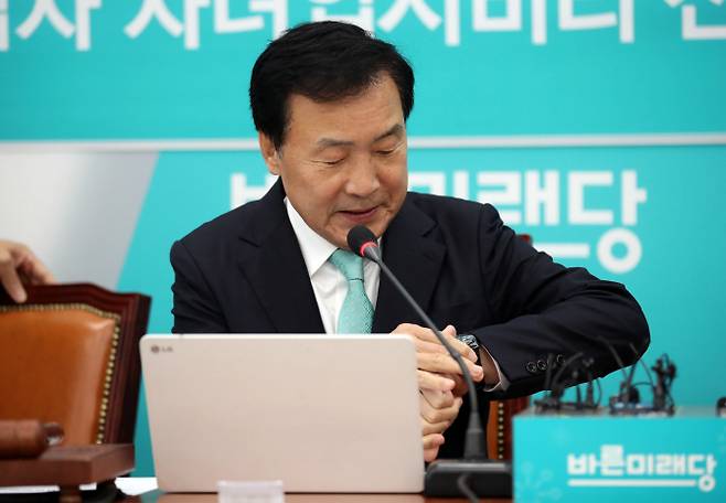 사퇴 없다 말하며 2선 후퇴 암시한 孫속내는