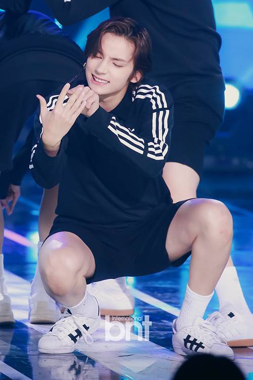 [bnt포토] txt 휴닝카이 '손금 보는 중?'