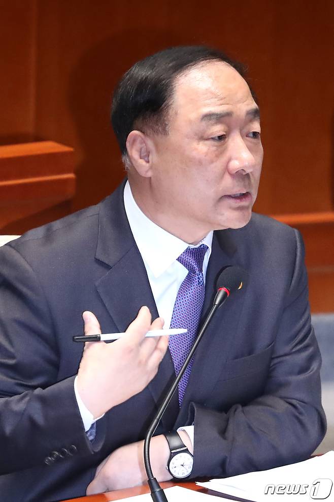 답변하는 홍남기 부총리