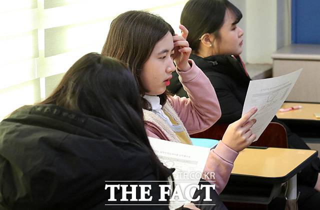 Tf포토 차분하게 성적확인하는 학생들