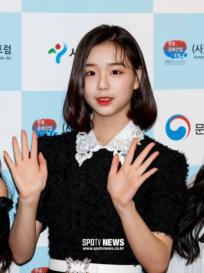 하니는 씩씩해보니하니 채연 논란 이후 첫 공식석상서 미소 활짝 종합