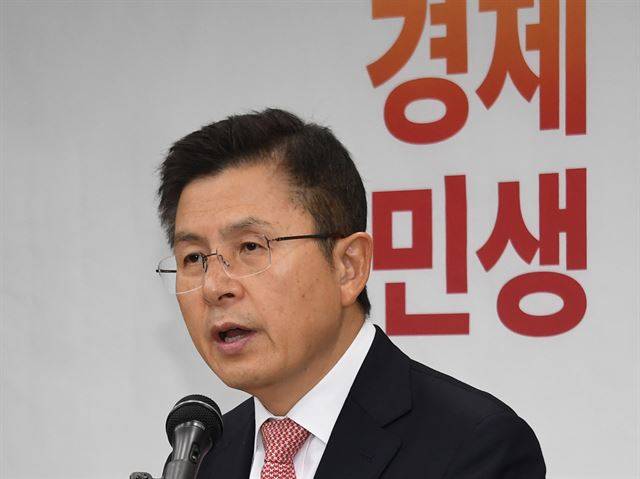 경제·민생·혁신·통합 백드롭 내건 황교안 기자회견