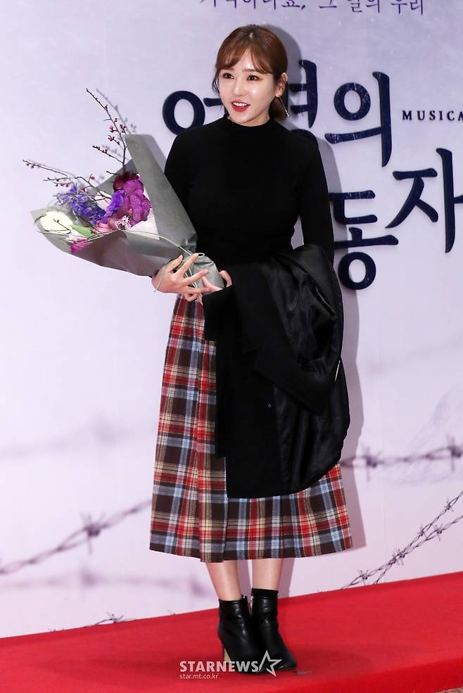 포토 공서영 꽃을 든 여자