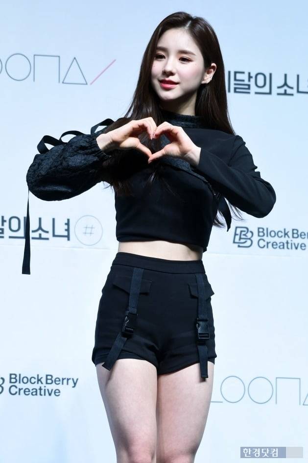 포토 이달의 소녀 희진 예쁜 미소 뽐내며 하트~