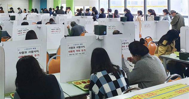 의자 빼고 칸 나누고 코로나가 바꾼 구내식당