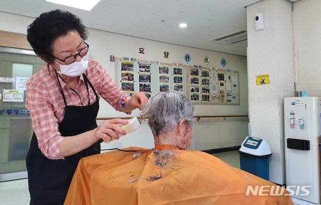 코로나19에 요양원 어르신 머리손질 재능기부 나선 요양보호사