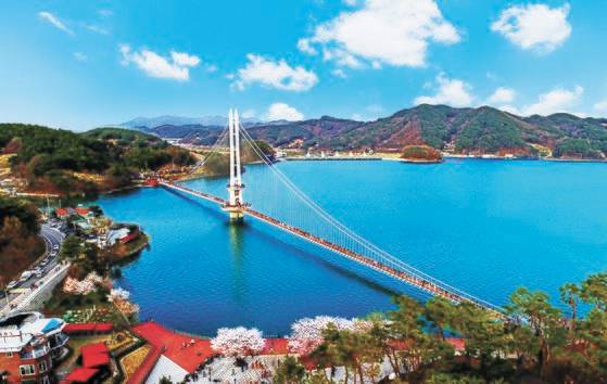 예산의 명물 출렁다리서 분수 쇼까지 감상한다음악분수 가동
