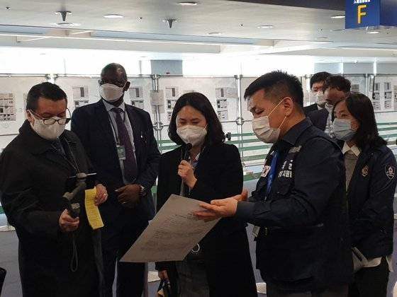 전역 미루고 공항 야전침대 생활 100일 철통 검역중인 소령님