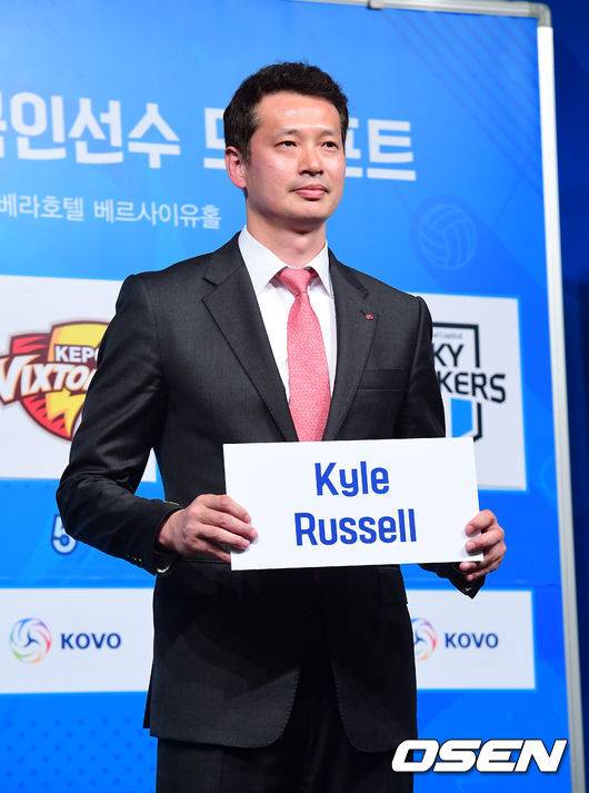 5순위 한국전력 장병철 감독 라이트 카일 러셀 지명 사진