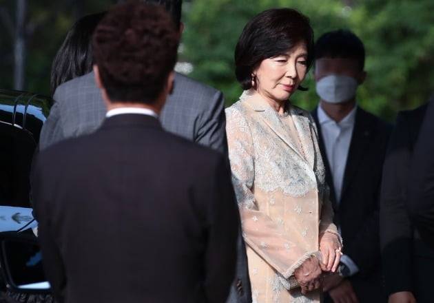 더쿠 아모레 장녀 약혼식 참석 홍라희·이부진·이서현 삼성家 여성들