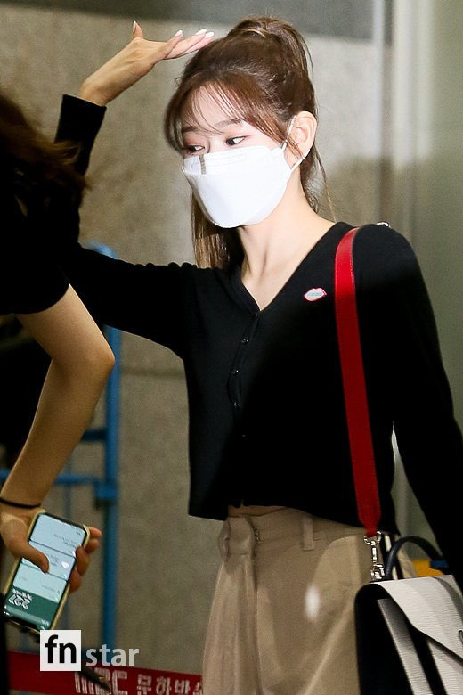 포토 아이즈원 김민주 시선잡는 화이트 네일