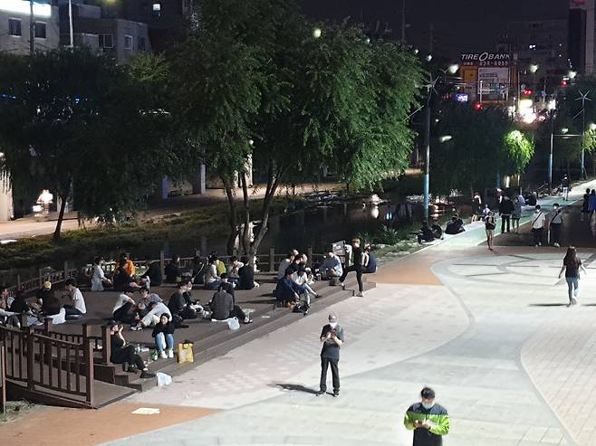 한강에도 도림천에도 불금 목마른 청춘 물가로 몰렸다