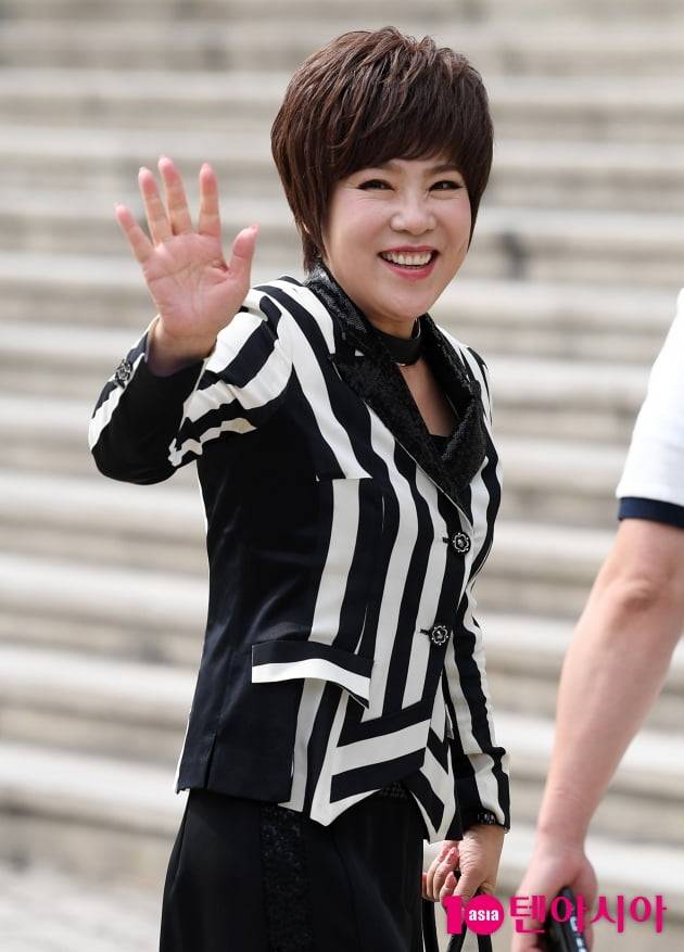 [ten 포토] 김연자 뒤돌아 보면 심쿵