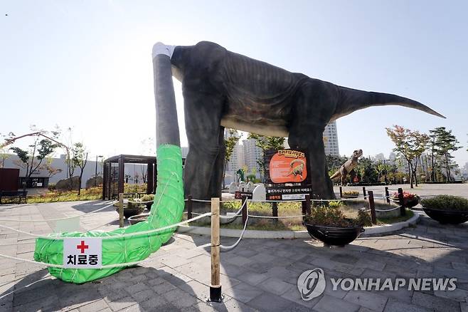 목 부러진 공룡 붕대 감고 치료중