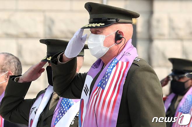 장진호 전투영웅 추모 행사 참석한 제임스 주한 美 해병대 사령관