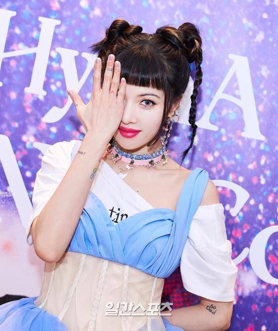 Hyona 'who is Falling love at a glance?'