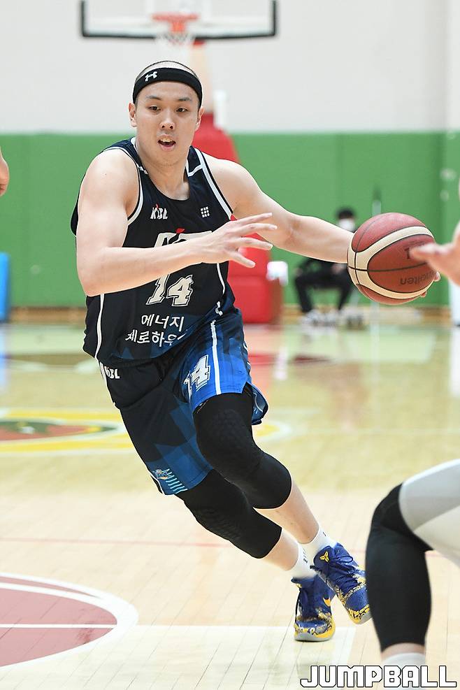 [JB포토] KCC 곽동기 '골밑으로 들어간다'