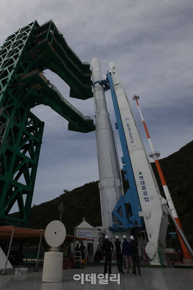 [포토]'누리호' 발사대에 기립 완료