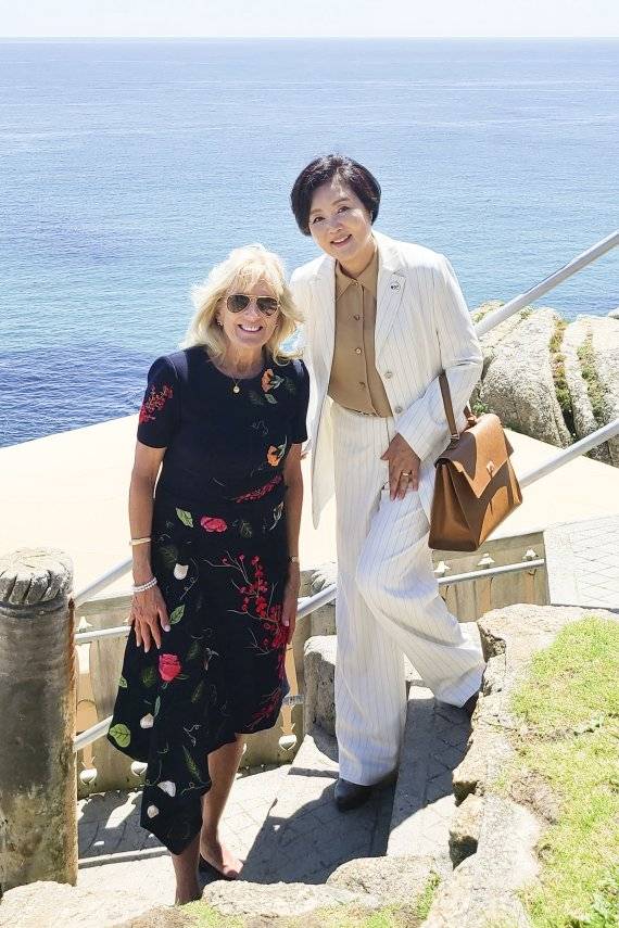 바이든 여사 미국 와 달라김정숙 여사 기꺼이 응하겠다
