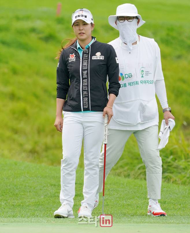 포토 김지현 콤비 캐디의 조언을 듣는다