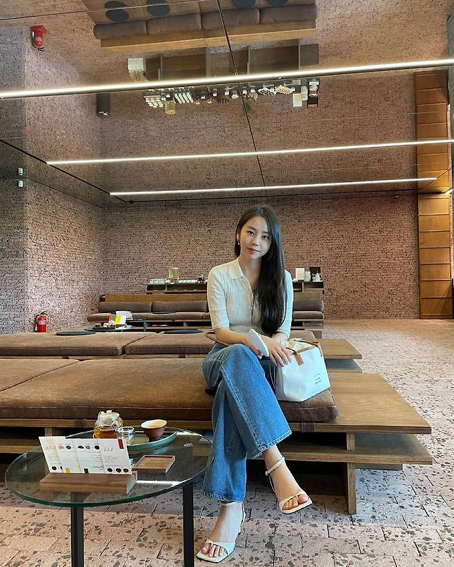 안소희 성숙美 돋보이는 청바지 패션 다리 길이가