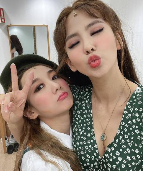 김지우, 깜찍한 표정으로 섹시함 뿜뿜..이자영과 다정한 투샷 [★SHOT!]